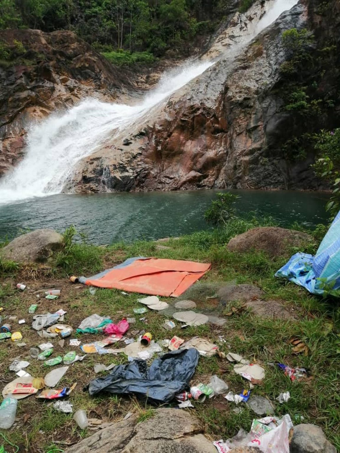 Good Malaysian Clear Up Trash Left At Pahang Waterfall After Photo of ...