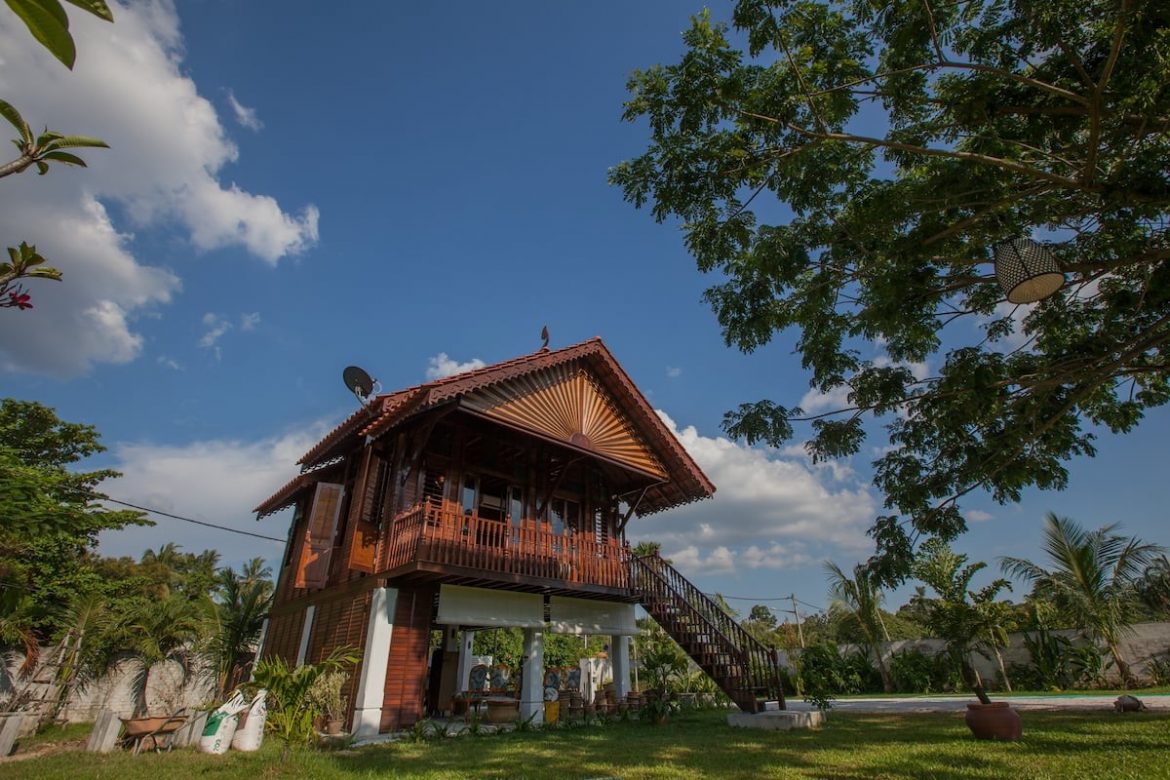 10 Traditional Airbnb With Kampung Style Gateway - EverydayOnSales.com News