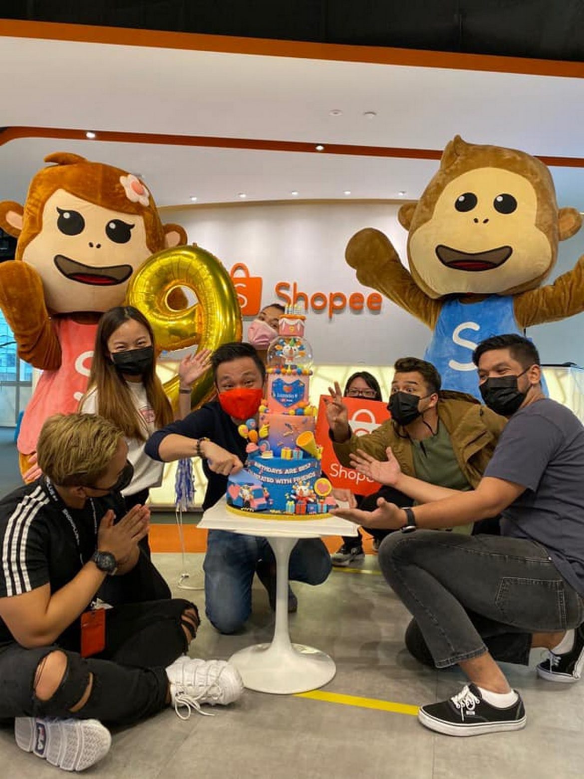 Lazada Sent a Giant Birthday Cake to Shopee To Share The Happiness and ...